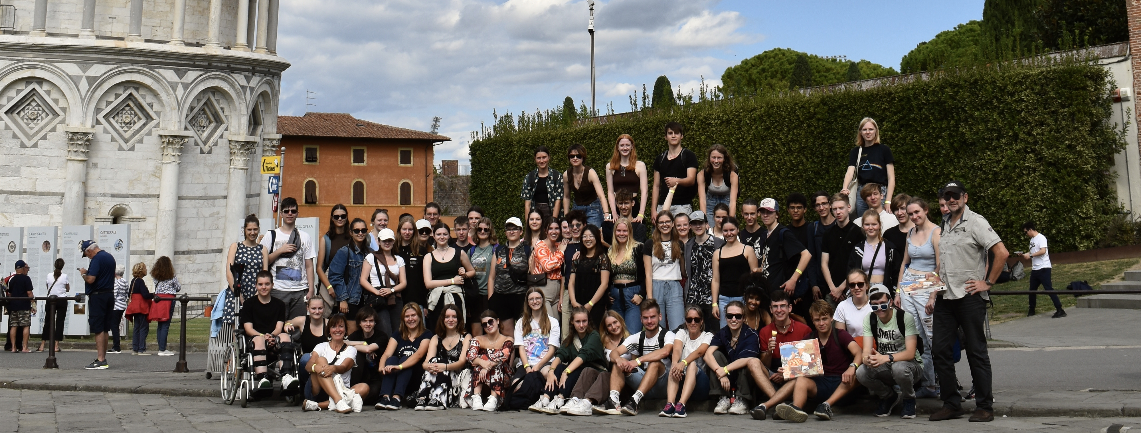 12er bauen ihren eigenen Turm von Pisa | Liborius-Gymnasium Dessau-Rosslau